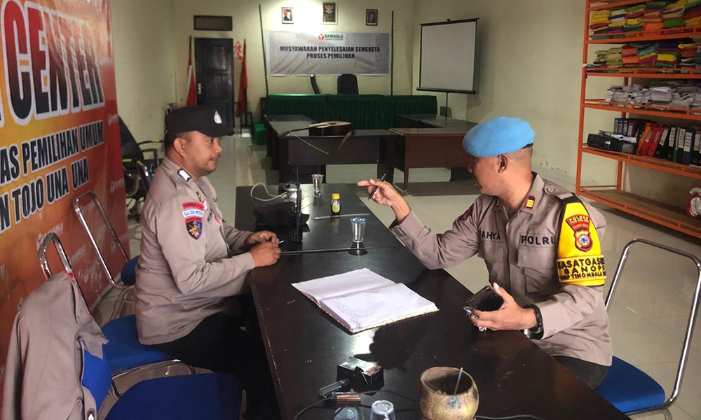 Kasipropam Polres Tojo Una-Una Lakukan Pengecekan Personel Jaga Kantor Penyelenggara Pilkada ...