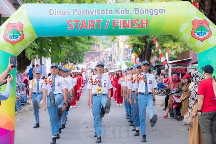 Lomba Gerak Jalan Semarakkan Perayaan HUT ke-79 RI di Luwuk Banggai - Jurnal Polri Sulteng