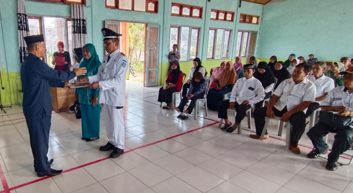 Yeye Anthoni Dilantik Jadi Penjabat Kepala Desa Balayon Oleh Camat ...